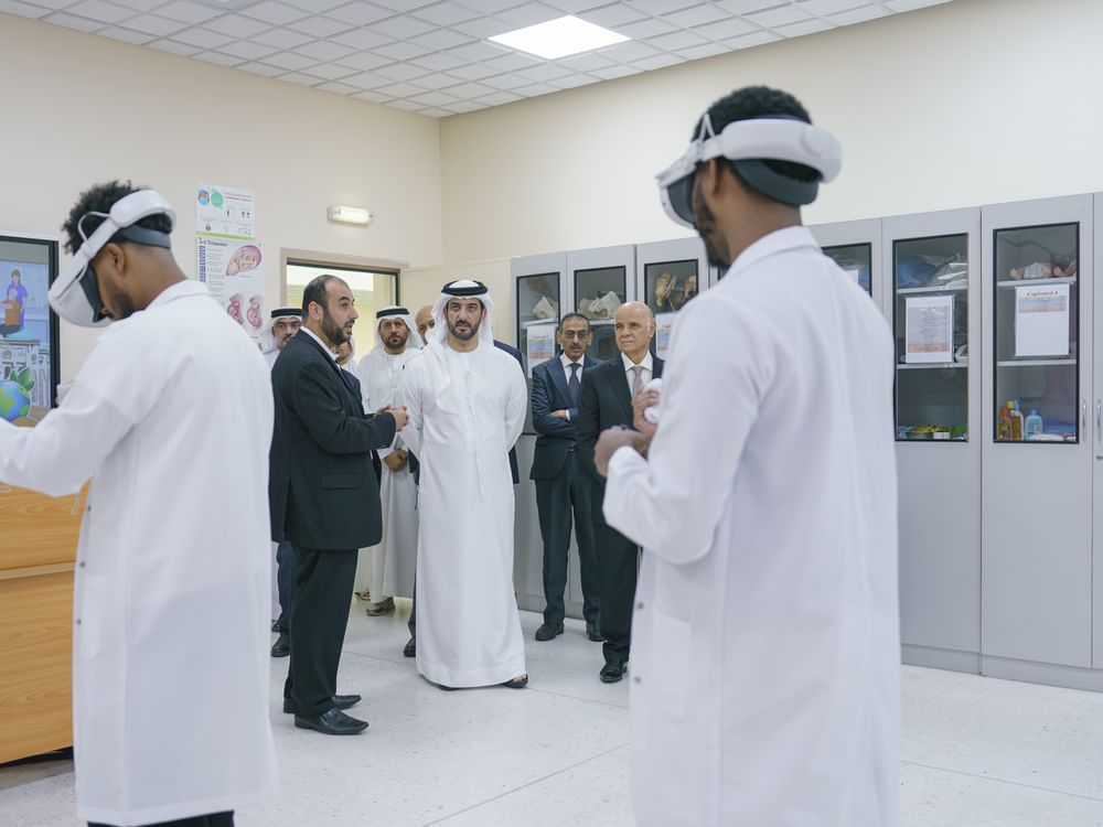 Sultan bin Ahmed tours health sciences labs at UOS | Emirates News Agency