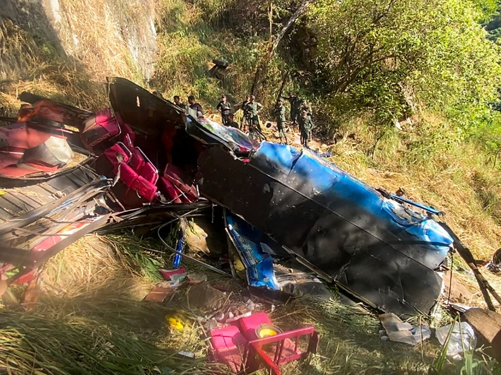 Passenger bus crash kills 15 in Sri Lanka | Emirates News Agency