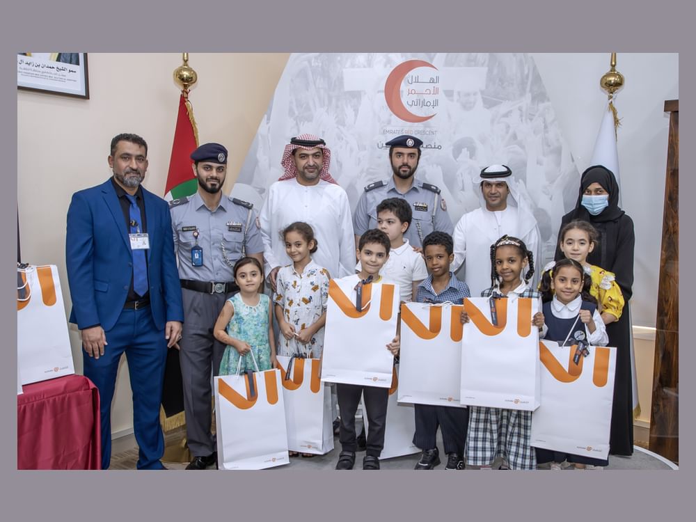 شرطة أبوظبي والهلال الأحمر توزعان هدايا مدرسية ضمن حملة أبناؤنا