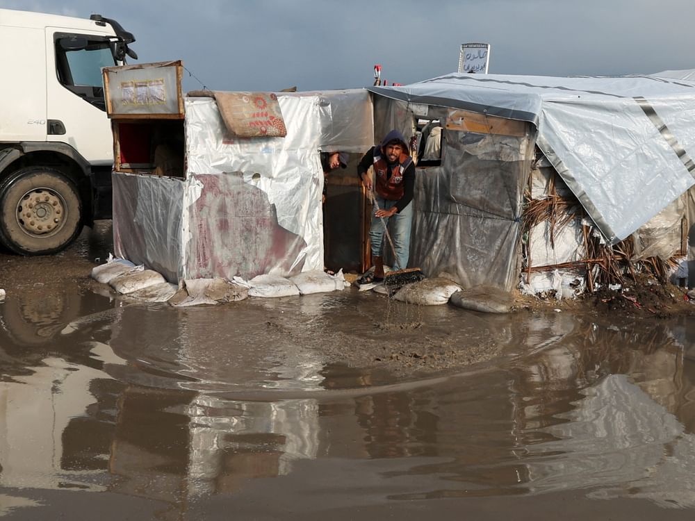 Thousands of tents flooded in Gaza due to heavy rains | Emirates News ...